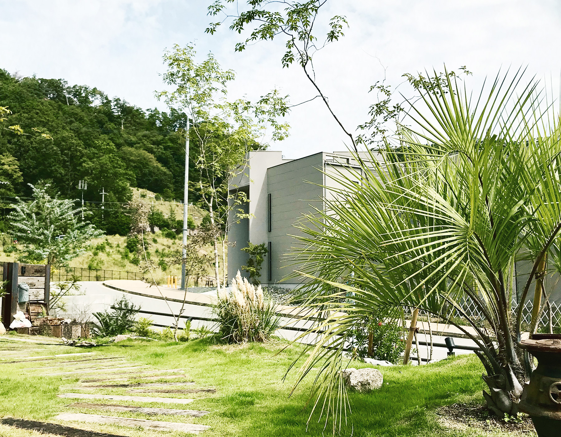 the ROOTs design studio - the ROOTsは大阪北摂を拠点に活動するガーデンデザイナーが運営するデザインオフィスです。