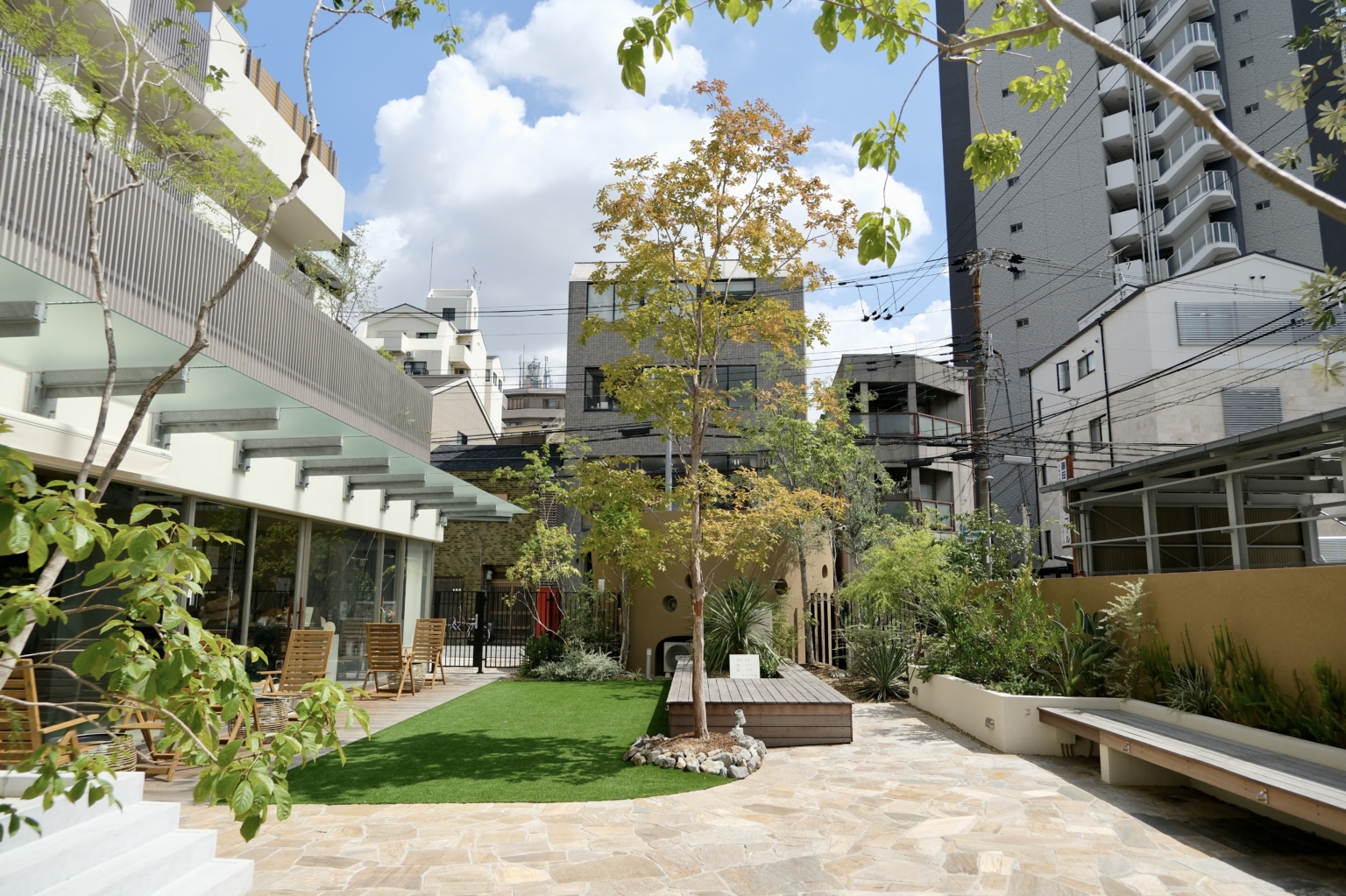 WORKS 神戸市 タイルテラスとパーゴラのある庭- the ROOTs design studio