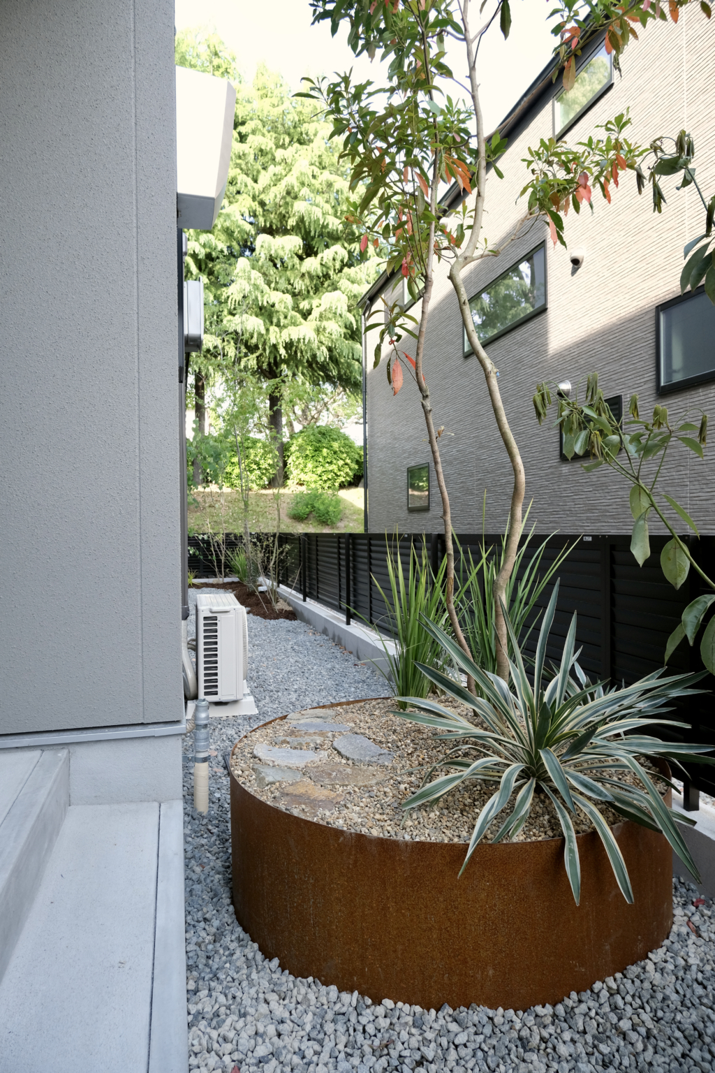 WORKS 吹田市 高低差を活かしたアプローチのオープン外構 - the ROOTs design studio