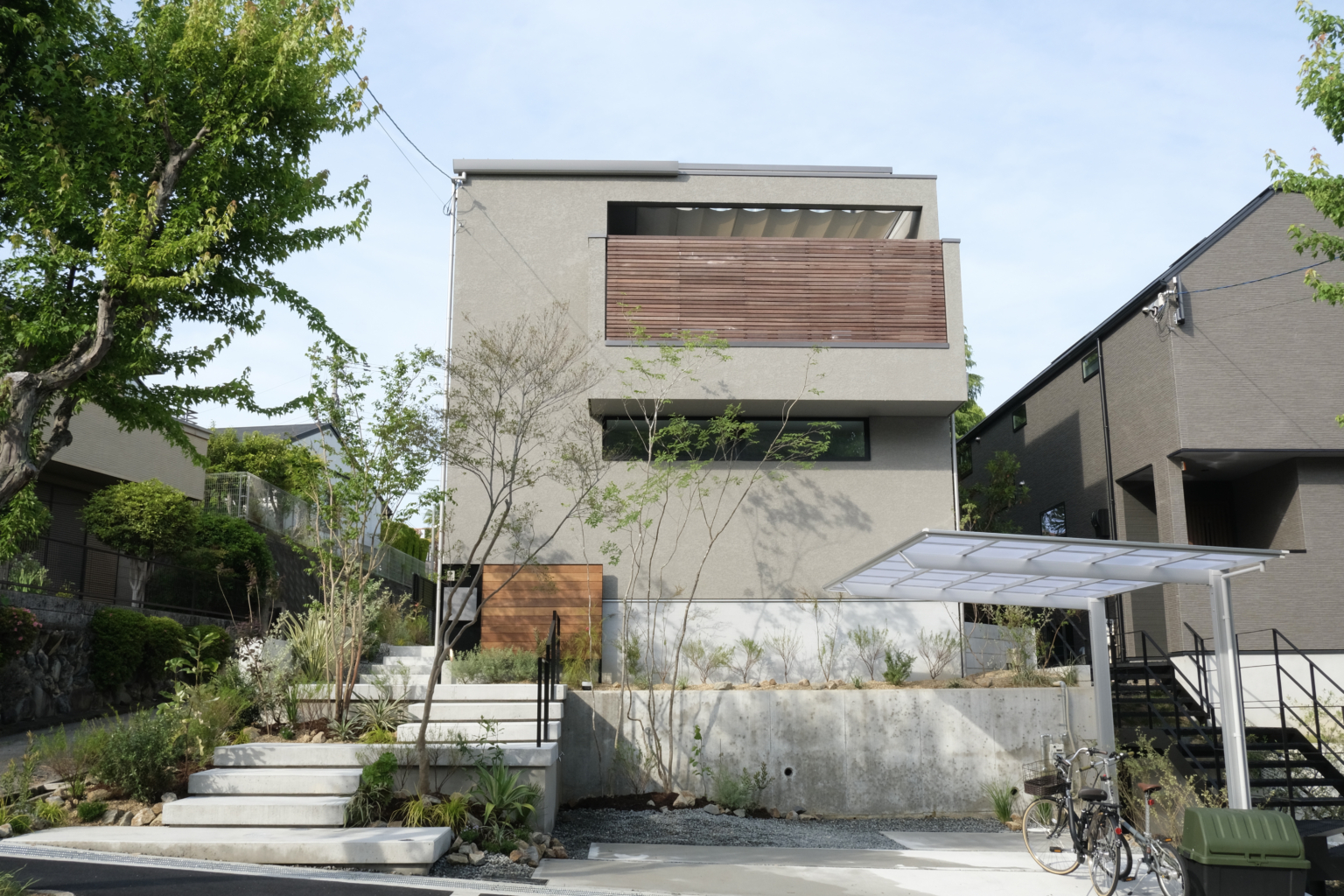 WORKS 吹田市 高低差を活かしたアプローチのオープン外構 - the ROOTs design studio