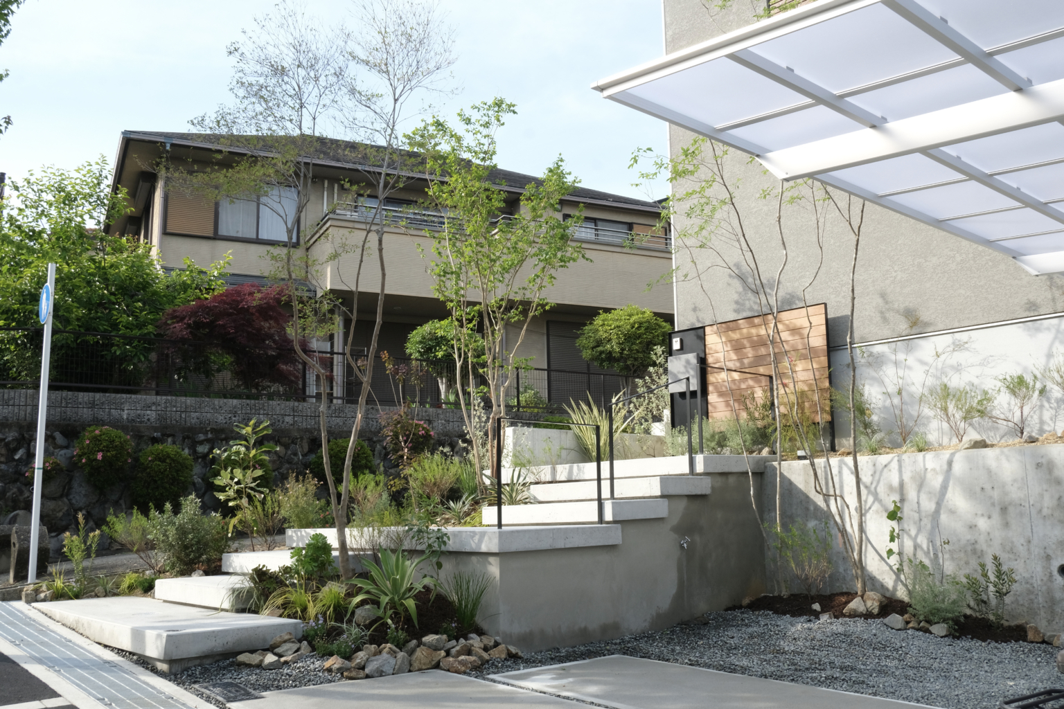 WORKS 吹田市 高低差を活かしたアプローチのオープン外構 - the ROOTs design studio