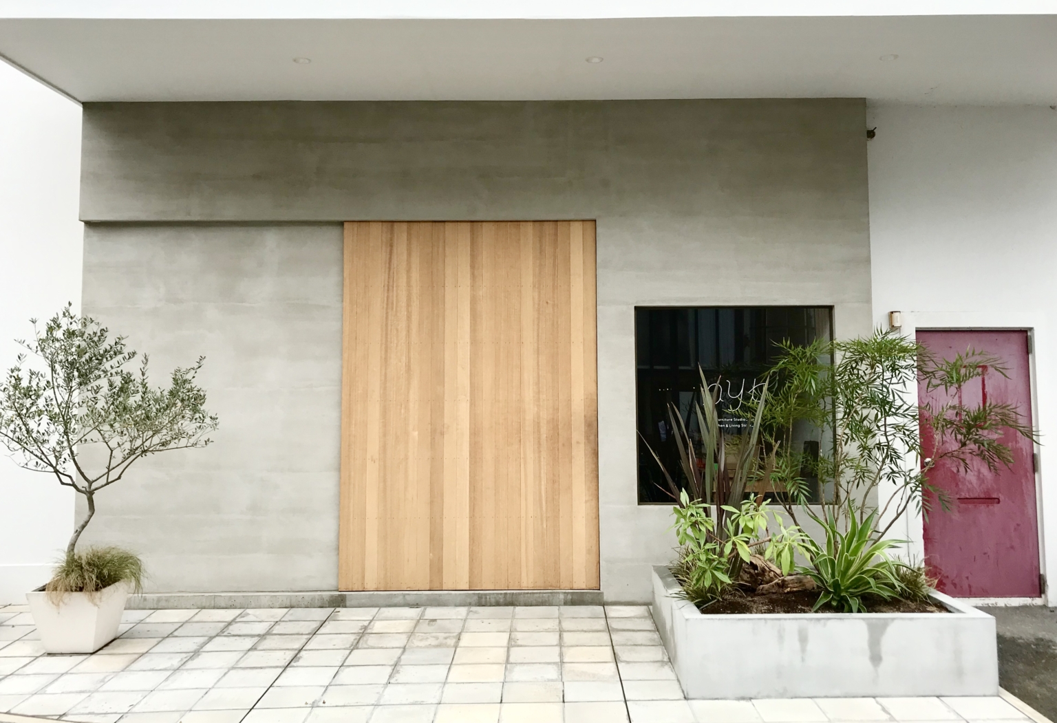 WORKS 吹田市 店舗兼工房のエントランス - the ROOTs design studio