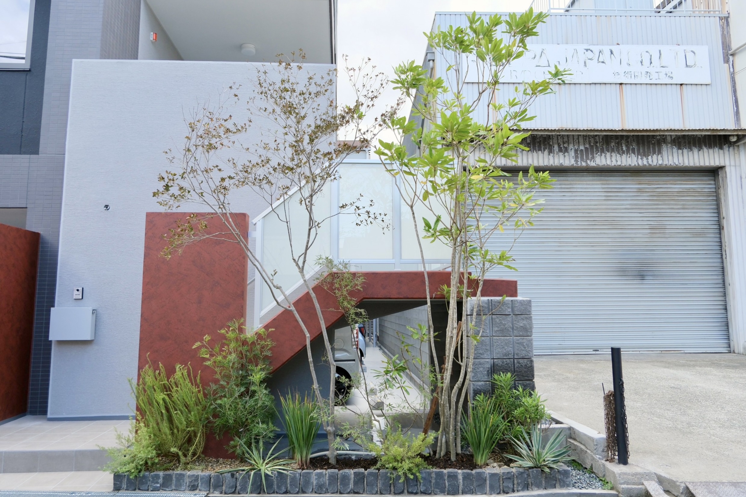 WORKS 神戸市 タイルテラスとパーゴラのある庭- the ROOTs design studio