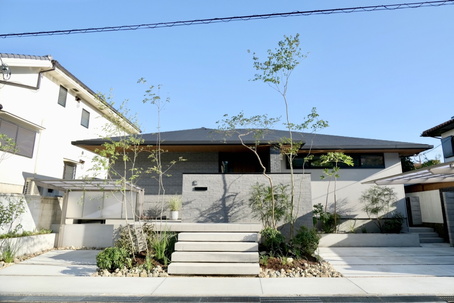 WORKS 神戸市 タイルテラスとパーゴラのある庭- the ROOTs design studio